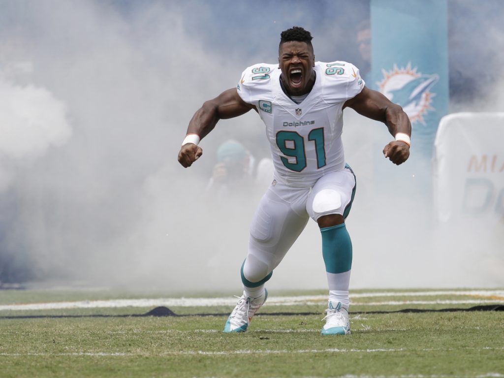 Cameron Wake un tiburón entre delfines se queda en Miami. - Spanish Bowl